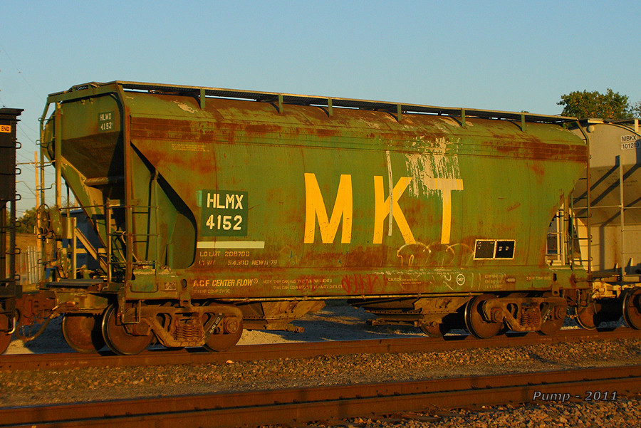HLMX 4152 - Covered Hopper Car